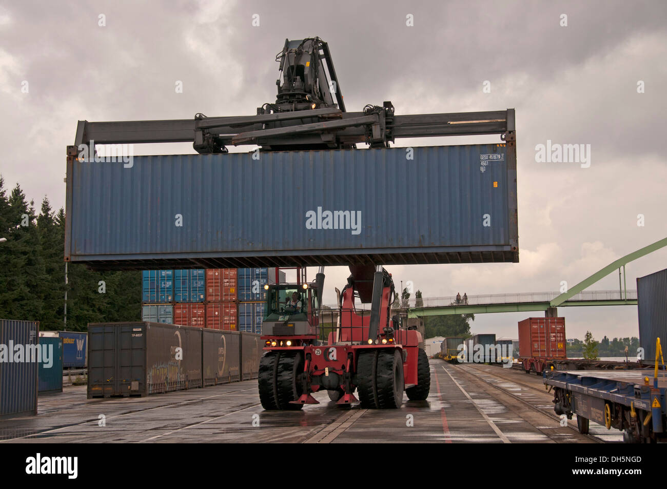 Container terminal, Kalmar-Spreader handling containers delivered by ...