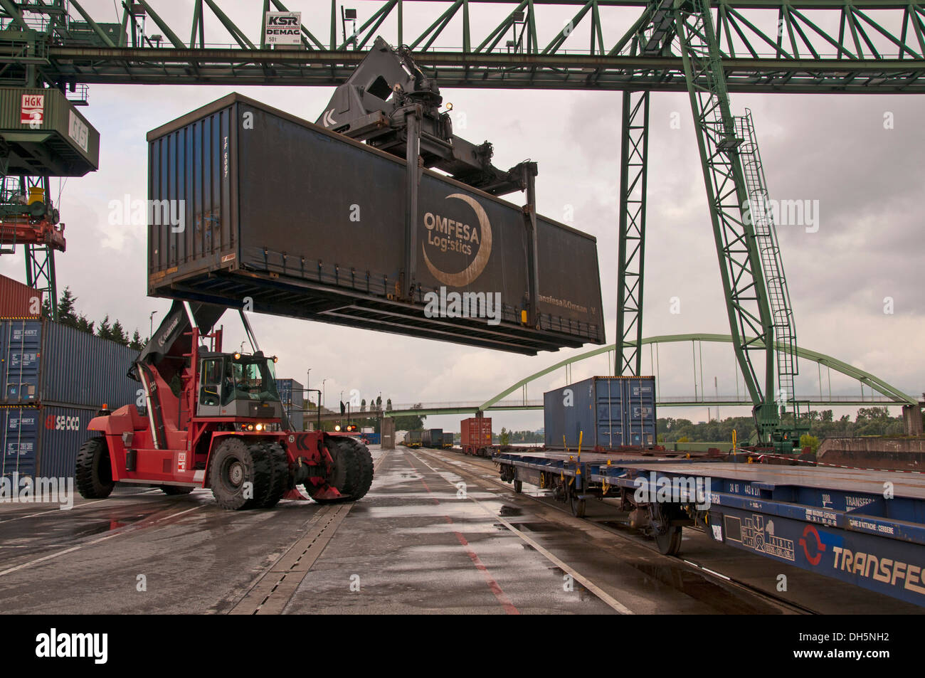 Container terminal, Kalmar-Spreader handling containers delivered by ...