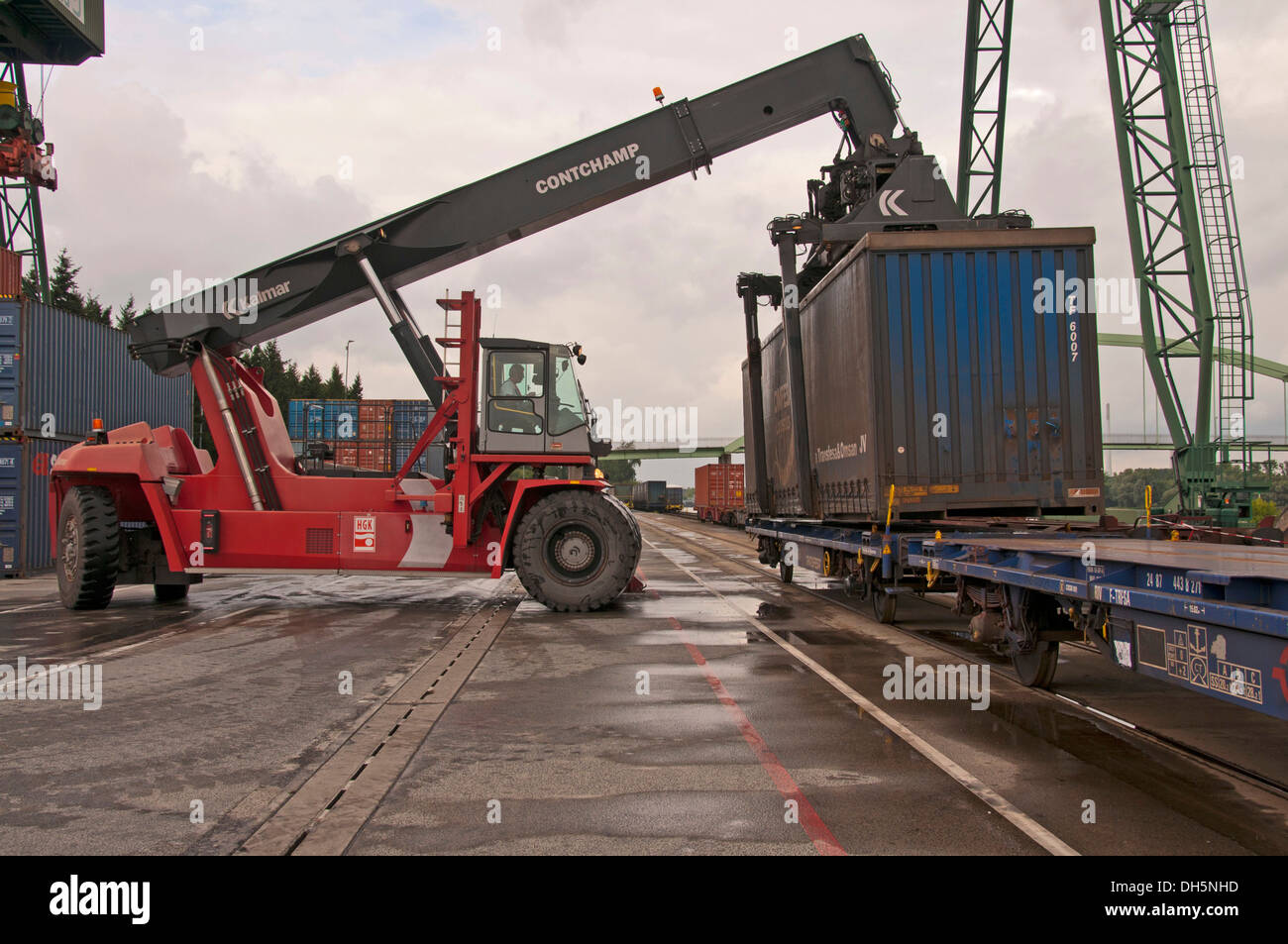 Container terminal, Kalmar-Spreader handling containers delivered by ...