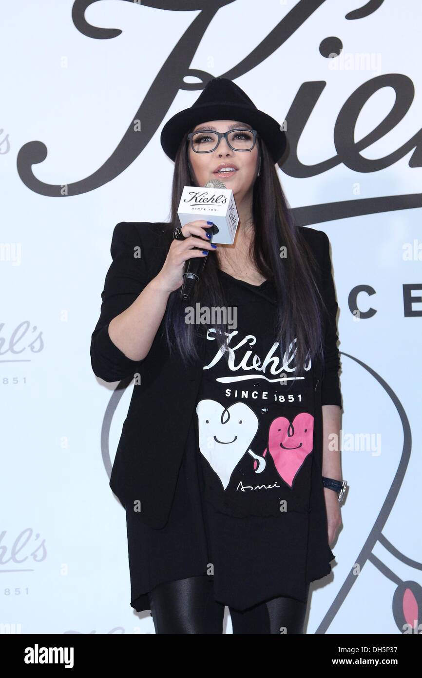 Taipei, China. 31st Oct, 2013. Singer A Mei attends public activity in ...