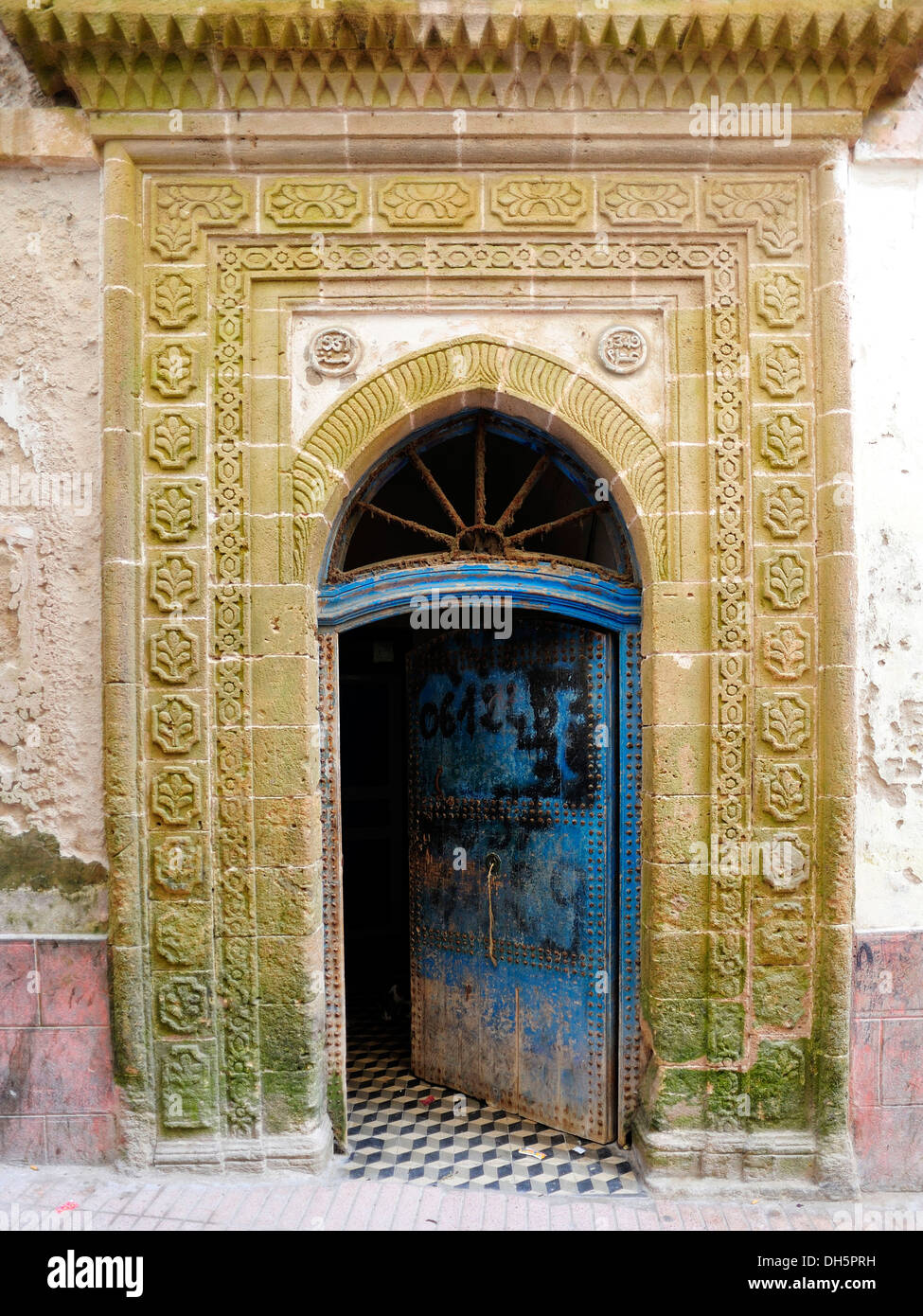 Doors open entrance hi-res stock photography and images - Alamy
