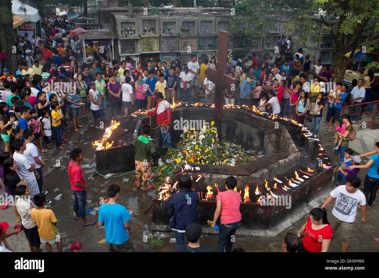 Calamba Cemetery,Cebu City,Philippines. 1st Nov, 2013. All Saints Day ...