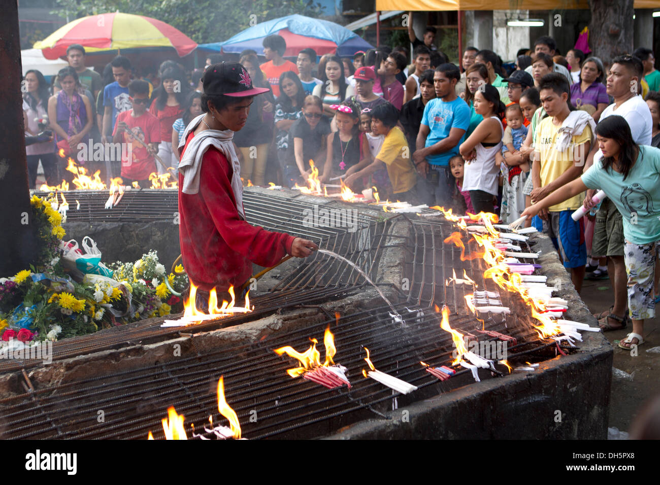 Calamba Cemetery,Cebu City,Philippines. 1st Nov, 2013. All Saints Day ...