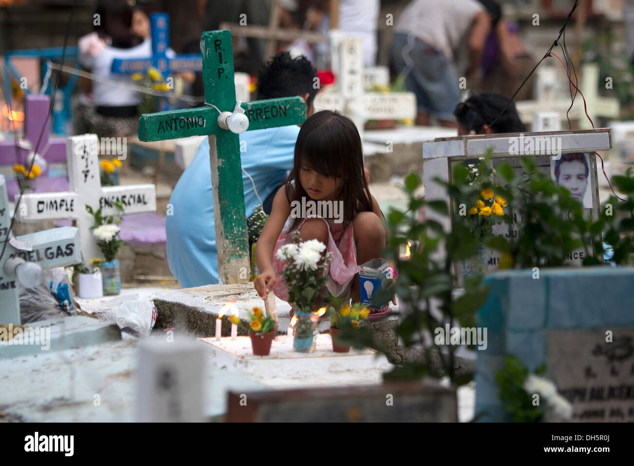 Calamba Cemetery,Cebu City,Philippines. 1st Nov, 2013. All Saints Day ...