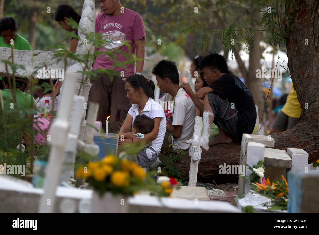 Calamba Cemetery,Cebu City,Philippines. 1st Nov, 2013. All Saints Day ...