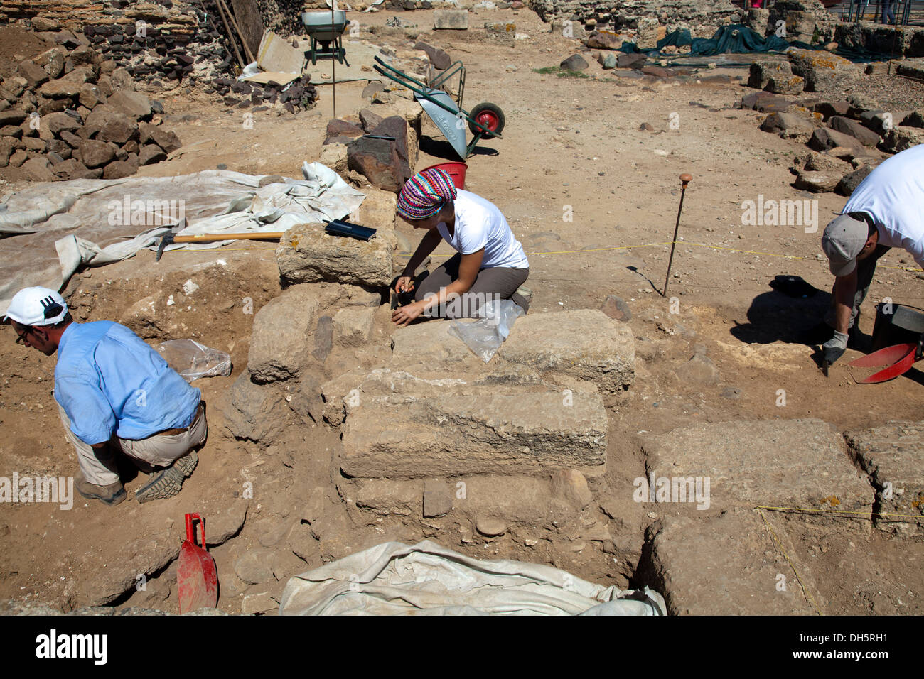 Archaeologists working at dig site hi-res stock photography and images ...