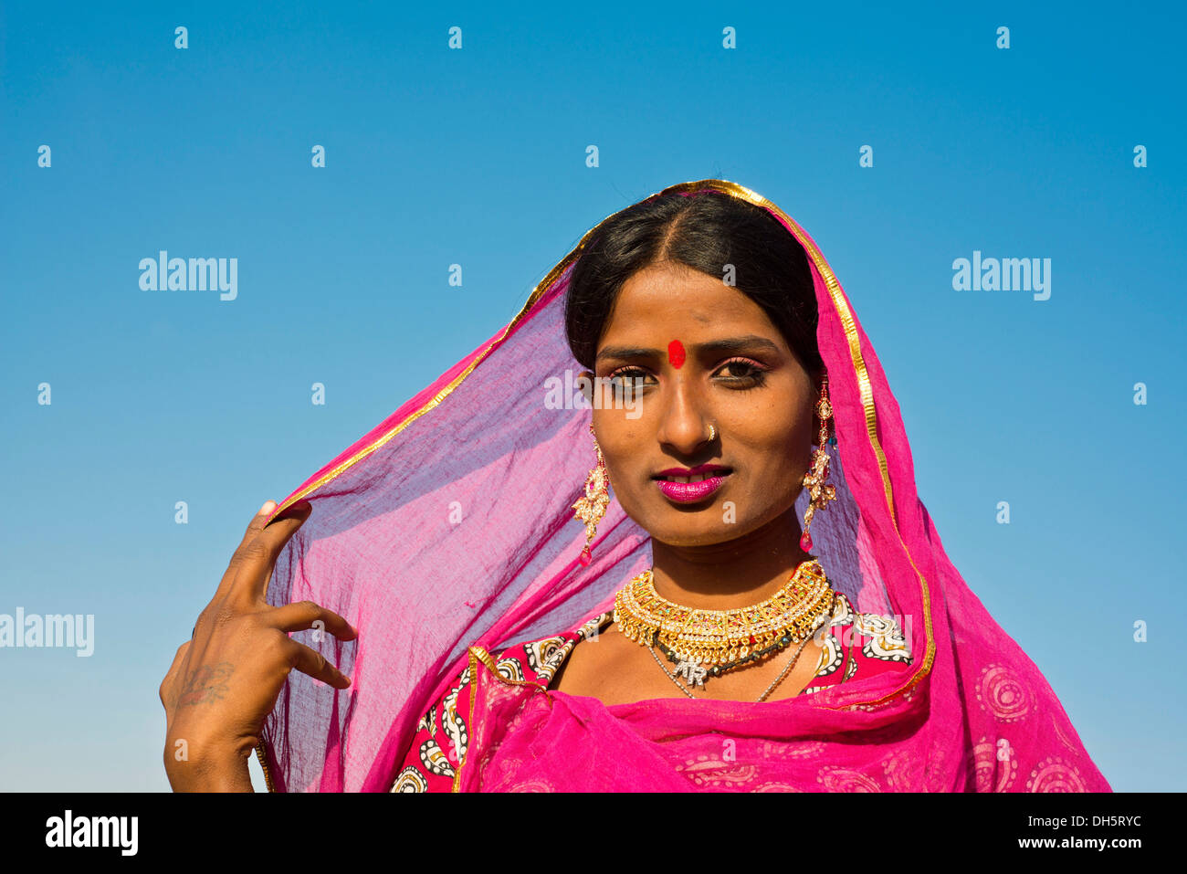 Indian shari hi-res stock photography and images - Alamy