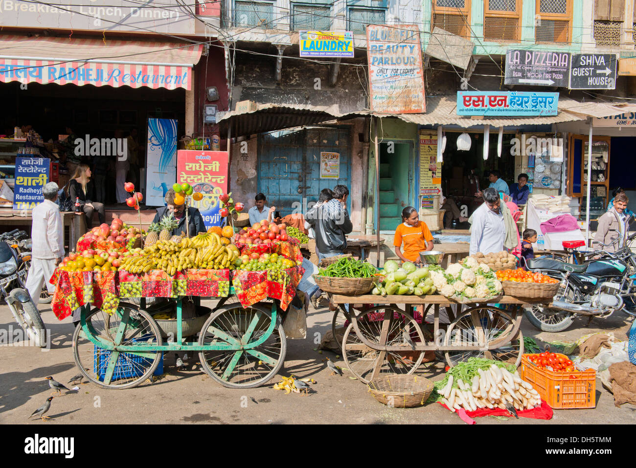 India roadside fruit sales hi-res stock photography and images - Alamy