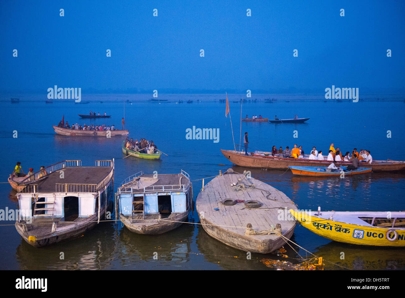 Bank of river ganges hi-res stock photography and images - Alamy