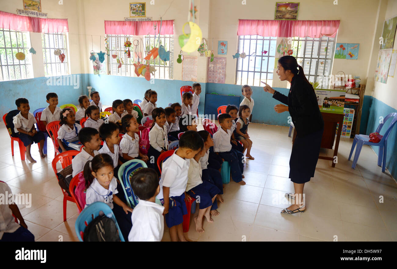Phnom Penh, Cambodia. 11th Oct, 2013. A teacher speaks in front of her ...