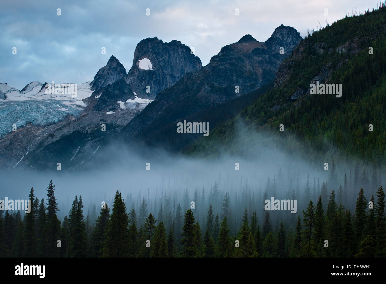 Mist over rocky peaks hi-res stock photography and images - Alamy