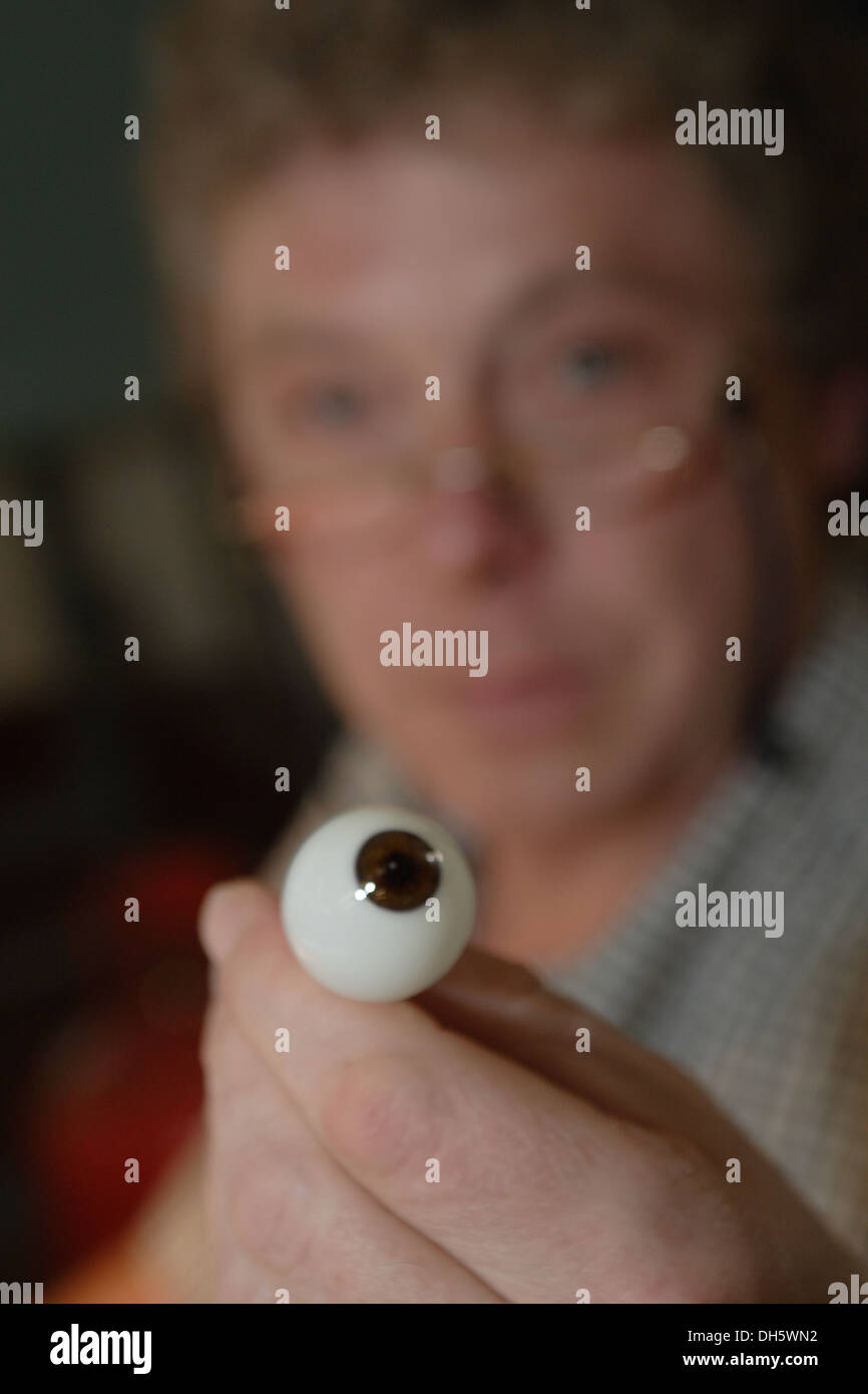 Tray of glass eyes hi-res stock photography and images - Alamy