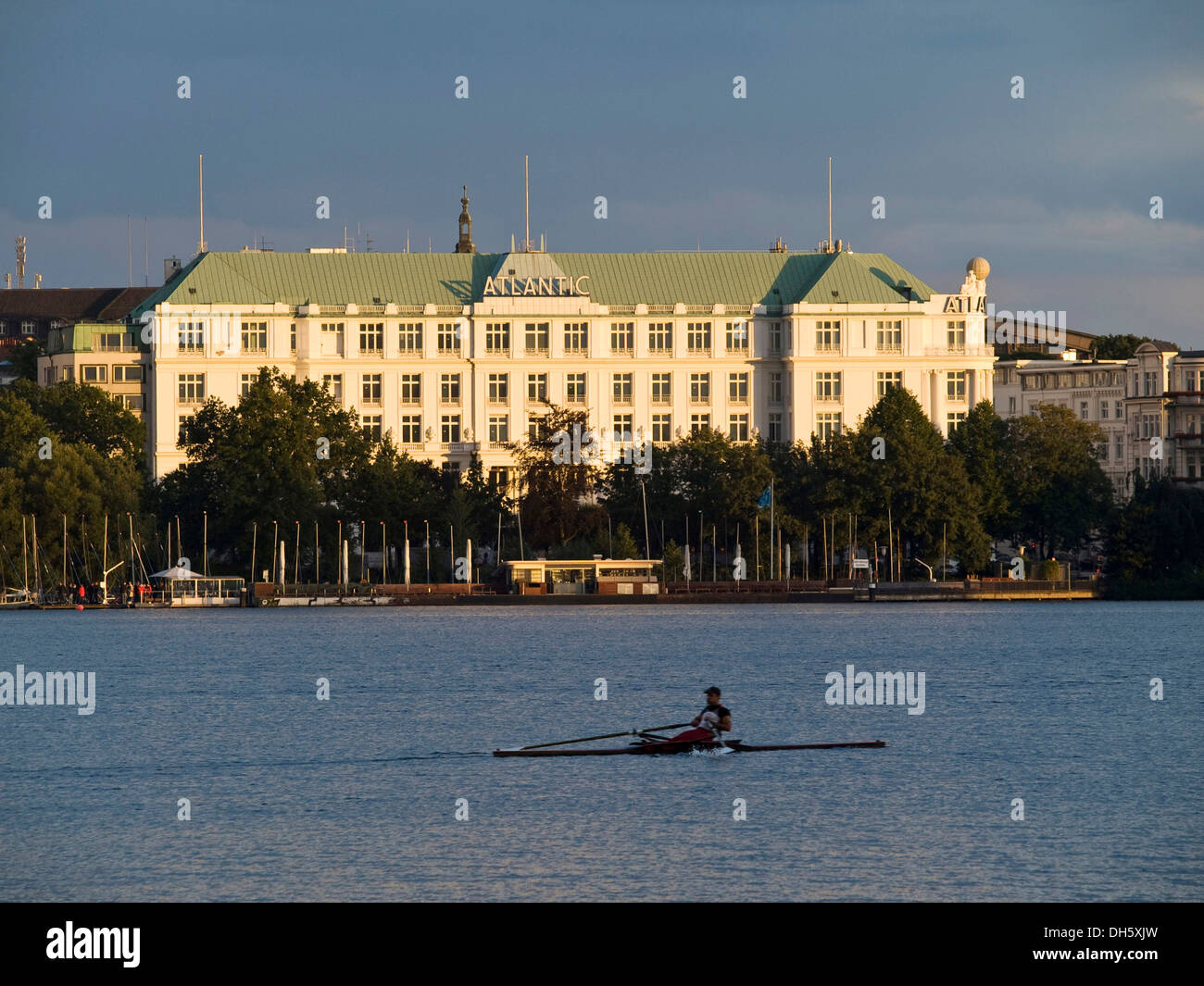 Building outer alster lake hi-res stock photography and images - Alamy