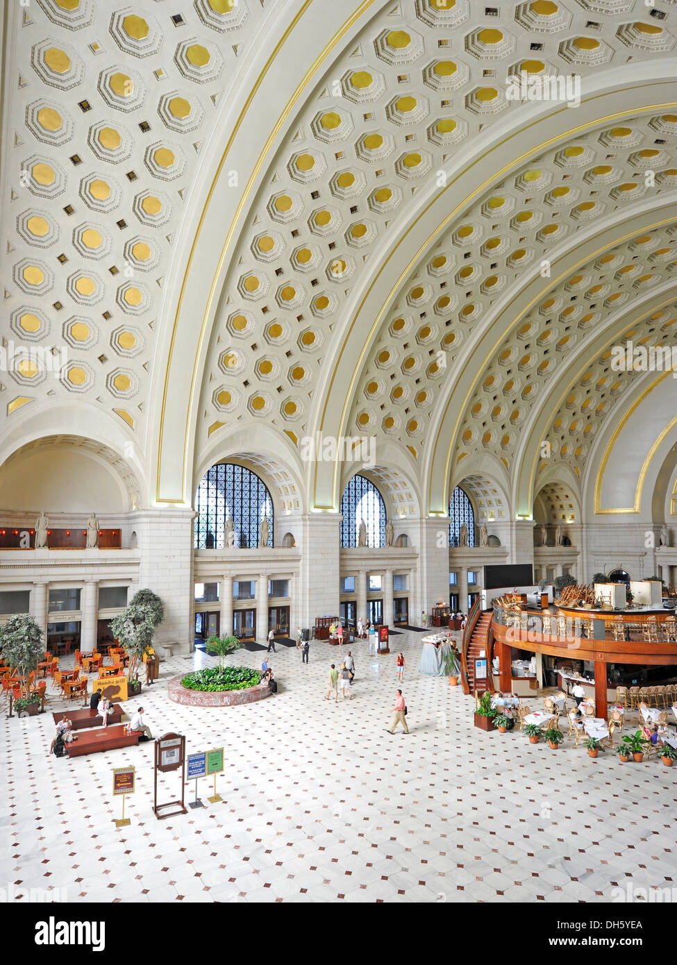 Interior view, Great Main Hall, waiting room, Union Station, Washington ...