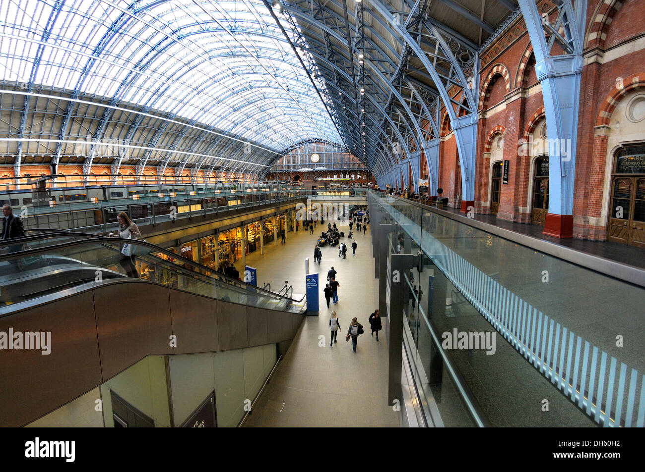 St pancras station travellers hi-res stock photography and images - Alamy