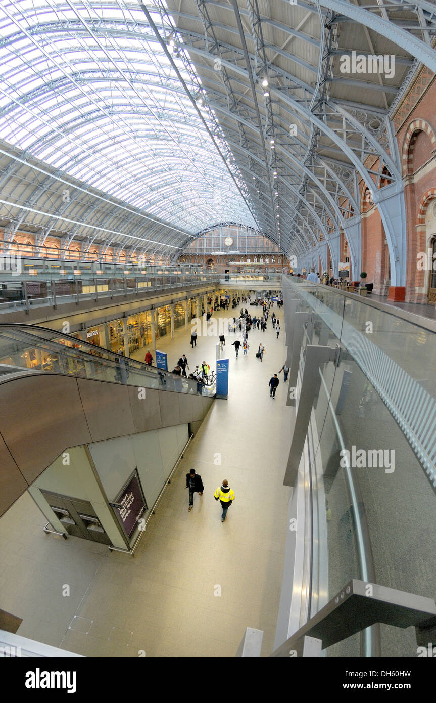 Inside st pancras railway hi-res stock photography and images - Alamy