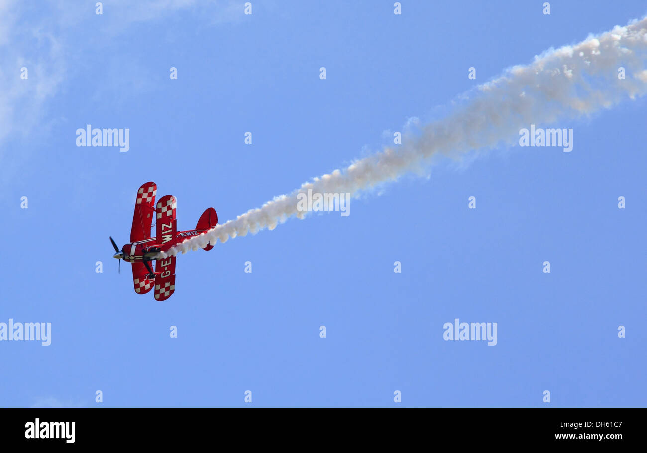Red aeroplane hi-res stock photography and images - Alamy