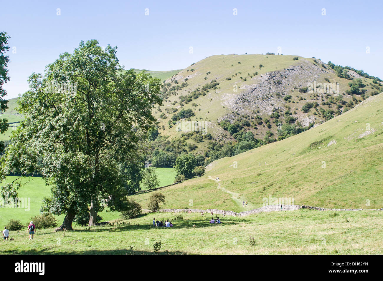 Holidaymakers and hikers enjoy a ramble in the beautiful Peak District ...