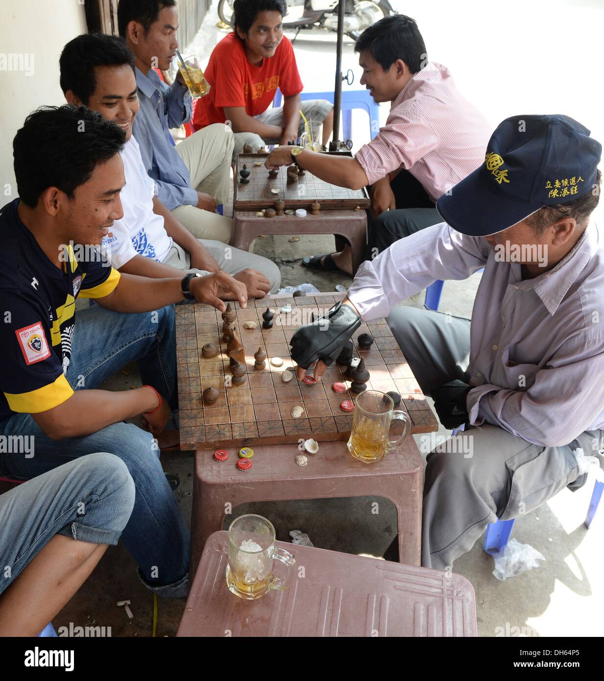 Phnom Penh, Cambodia. 10th Oct, 2013. Men play chess in Phnom Penh ...
