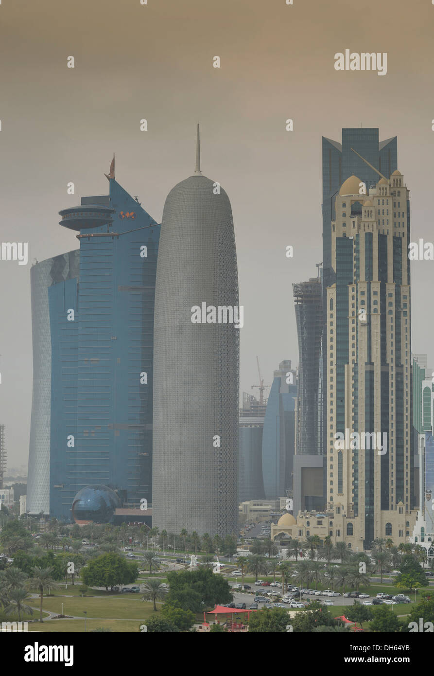 Qatar skyline smog hi-res stock photography and images - Alamy