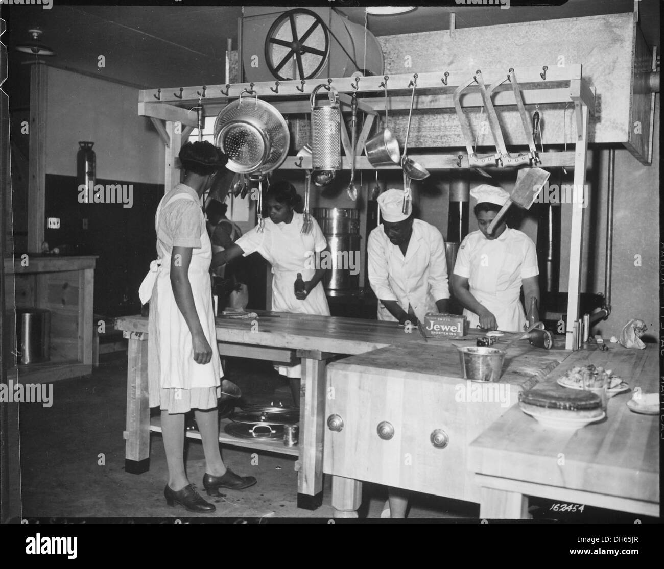 Women’s Army Auxiliary Corps (WAAC) cooks prepare dinner for the first ...