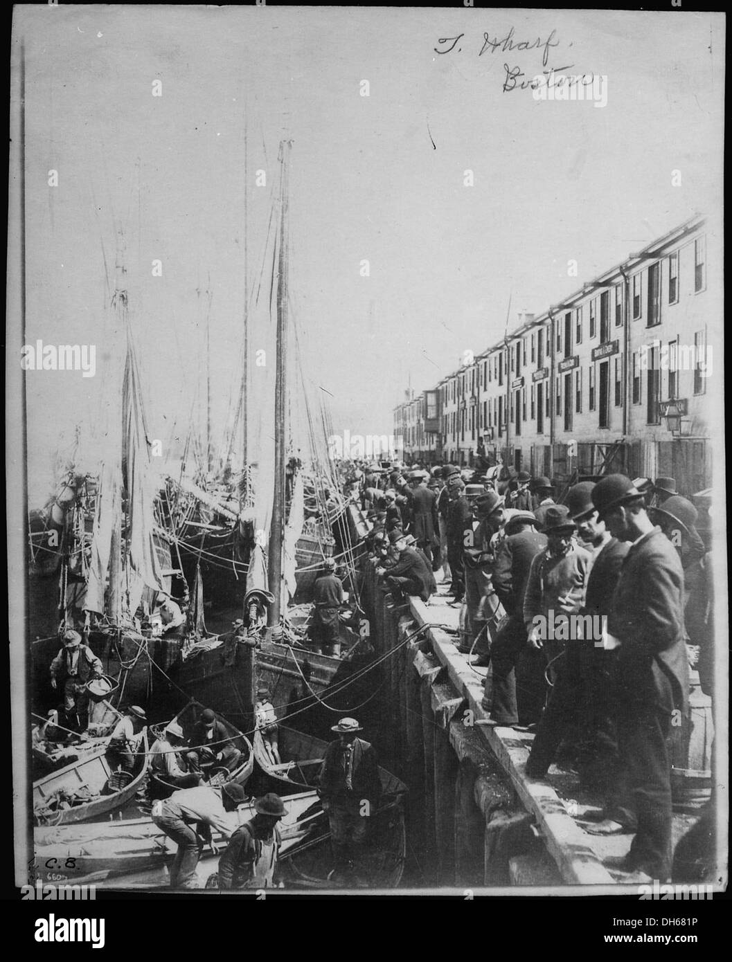 Fishermans wharf maritime activity hi-res stock photography and images ...