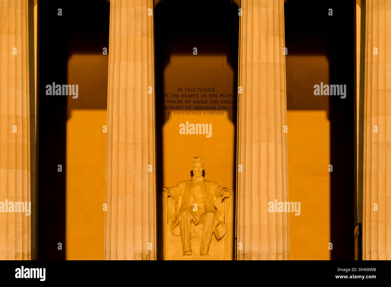 First nations statue hi-res stock photography and images - Alamy