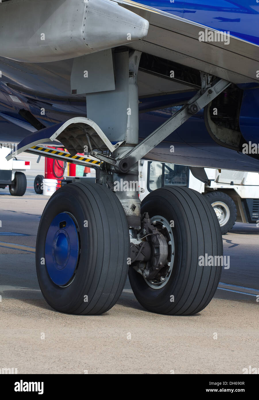 Airplane landing gear hi-res stock photography and images - Alamy