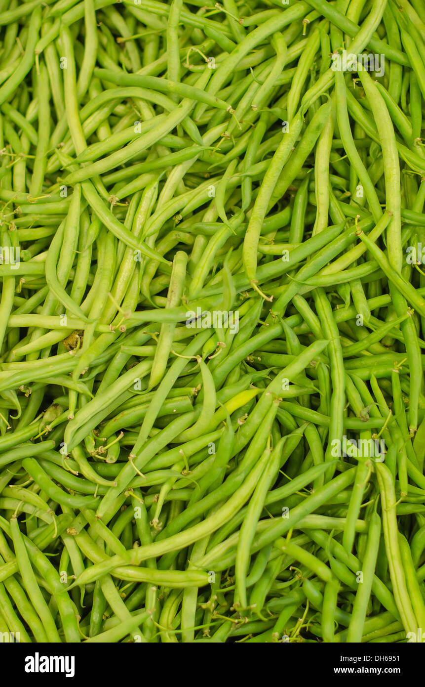 Lot of pea pods in supermarket Stock Photo - Alamy