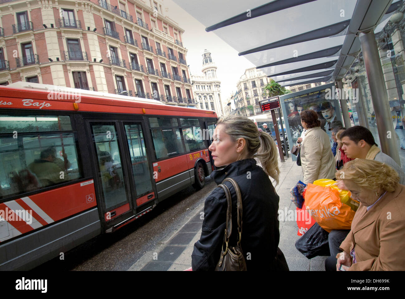 Bus stop rain hi-res stock photography and images - Alamy