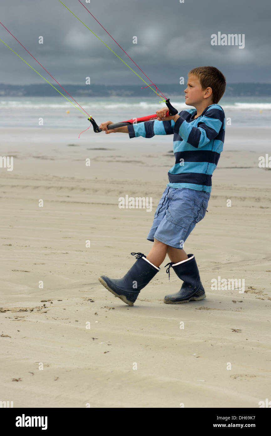 Boys Flying Kites Stock Photos & Boys Flying Kites Stock Images - Alamy