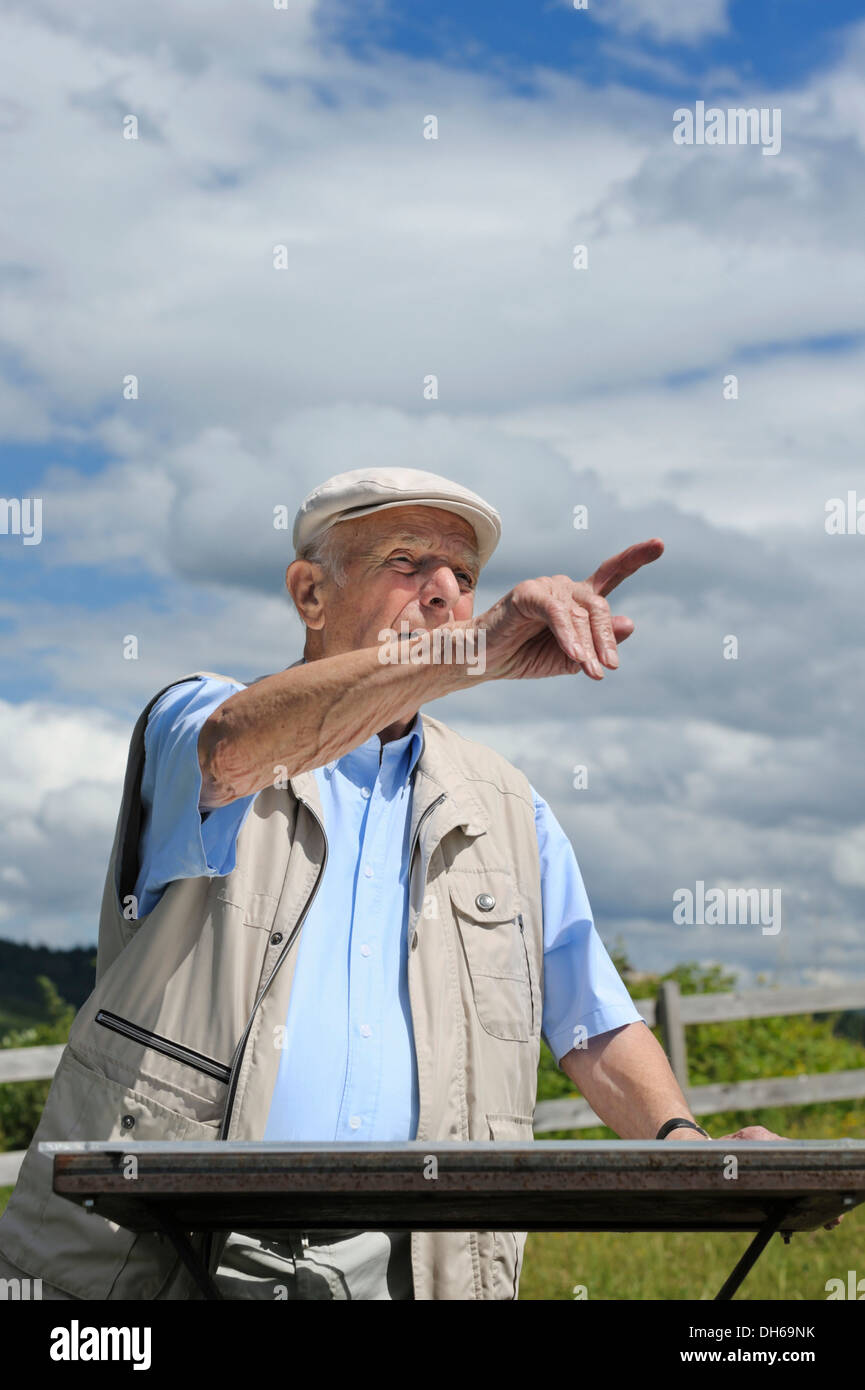 Old man points hi-res stock photography and images - Alamy