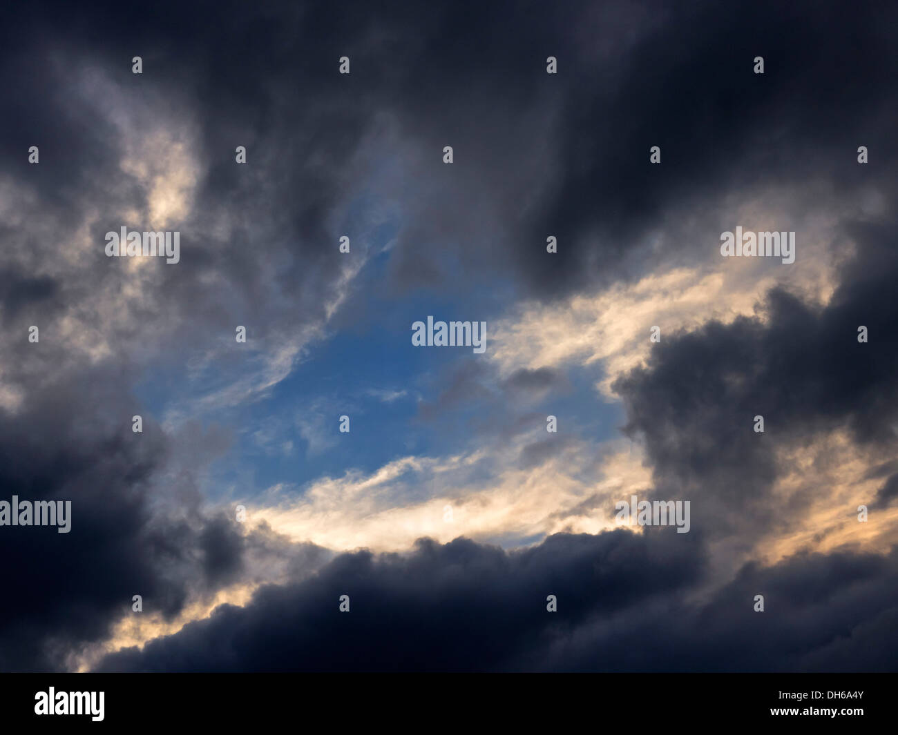 Dark and overcast hi-res stock photography and images - Alamy
