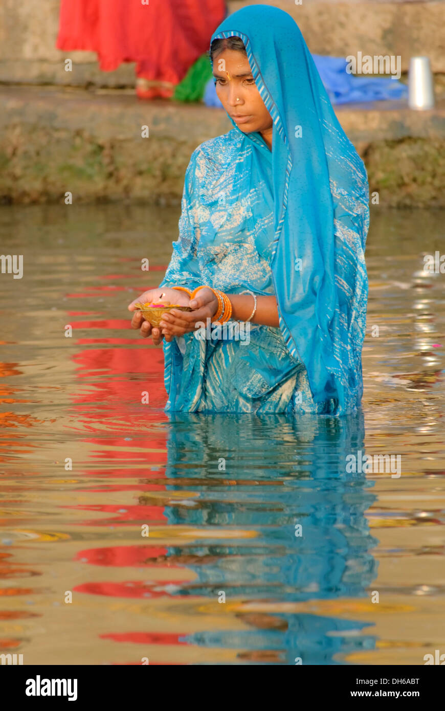 Indian women ganges river hi-res stock photography and images - Alamy