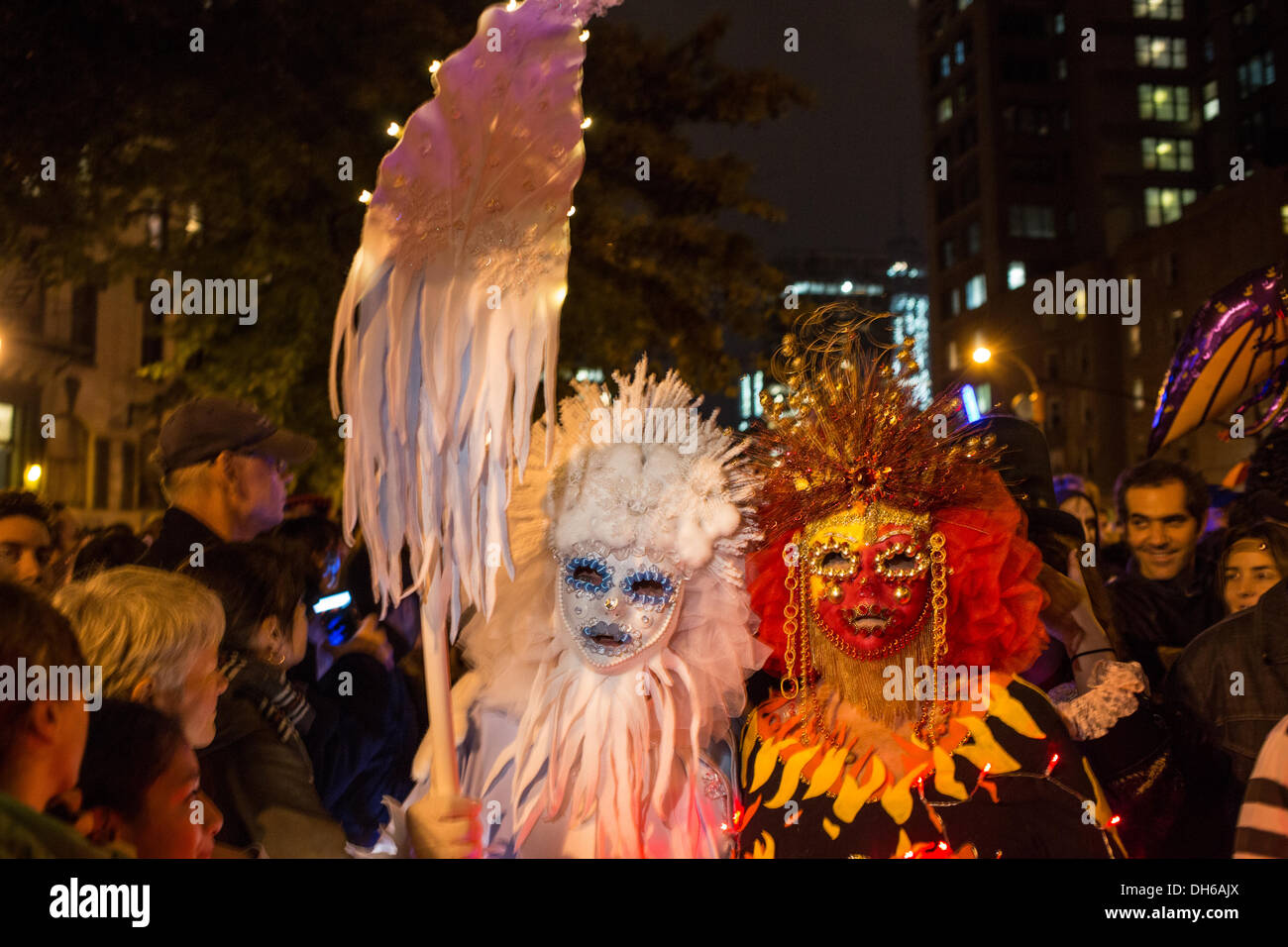 Two people wear masks hi-res stock photography and images - Alamy