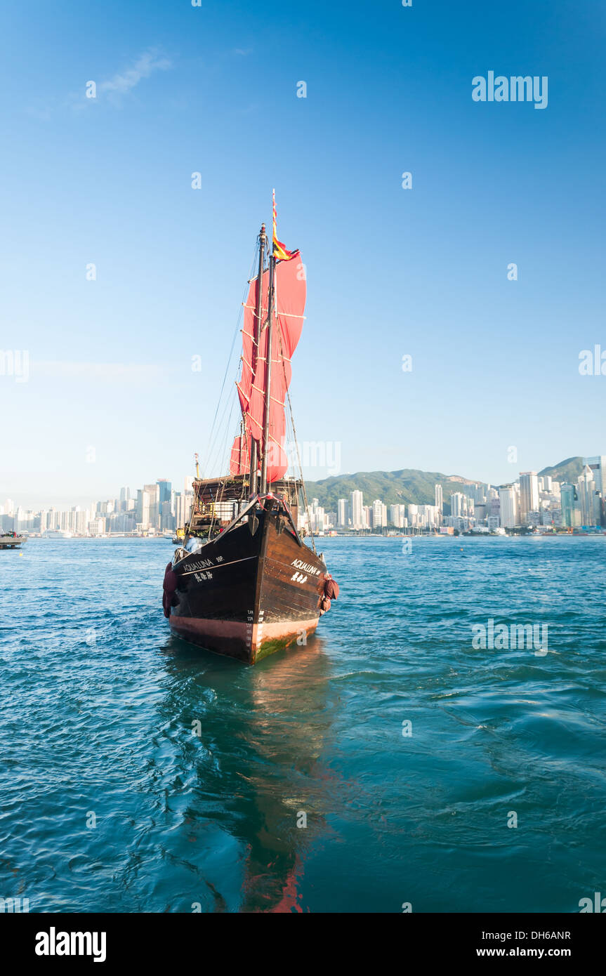 Hong kong junk boat sail hi-res stock photography and images - Alamy