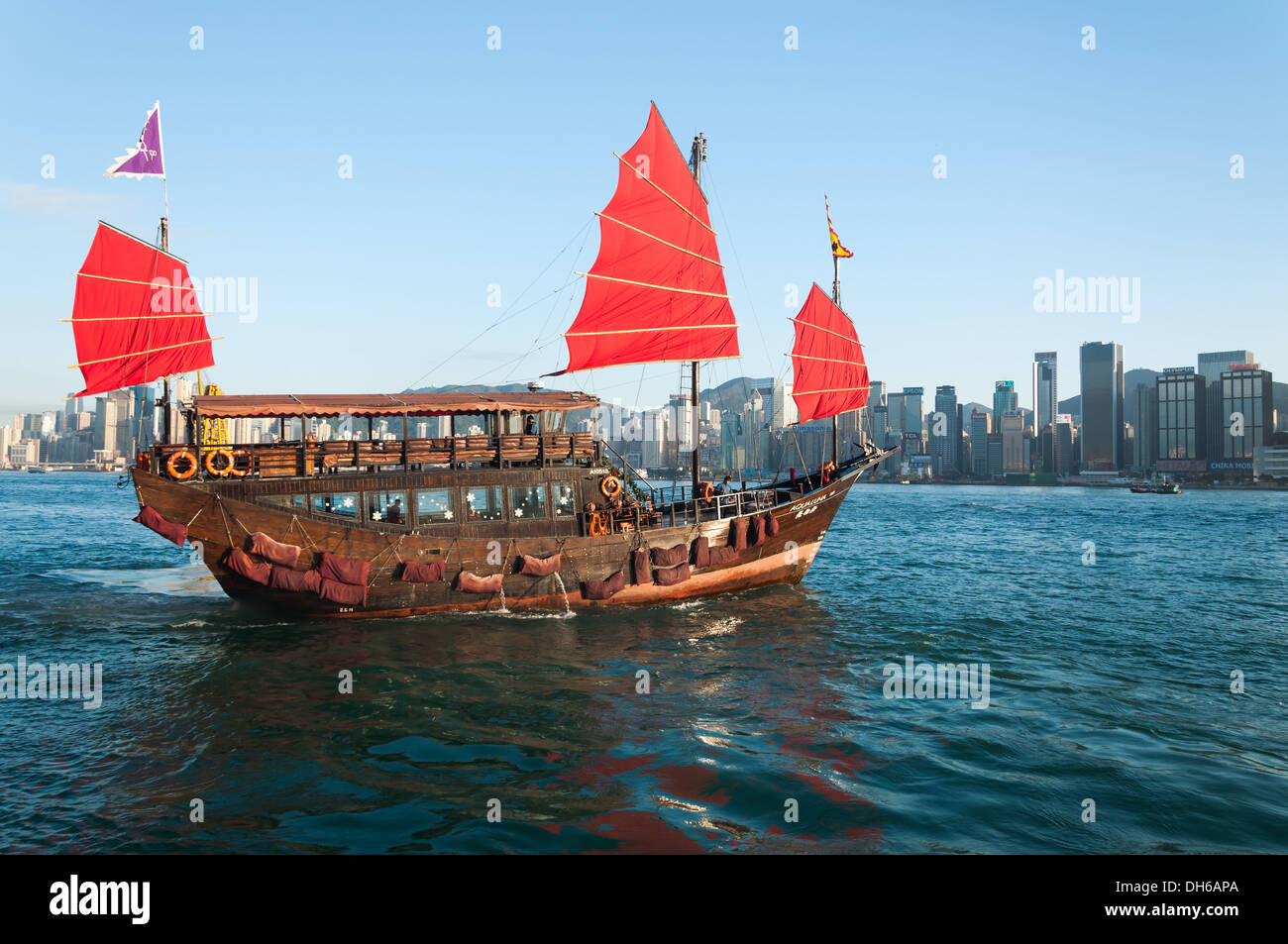 Hong kong junk boat hi-res stock photography and images - Alamy