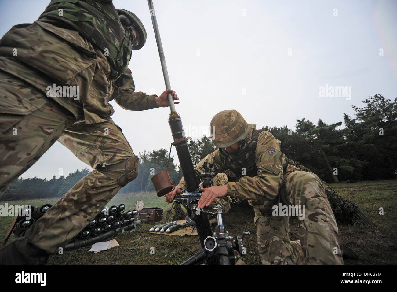 81mm mortar platoon hi-res stock photography and images - Alamy