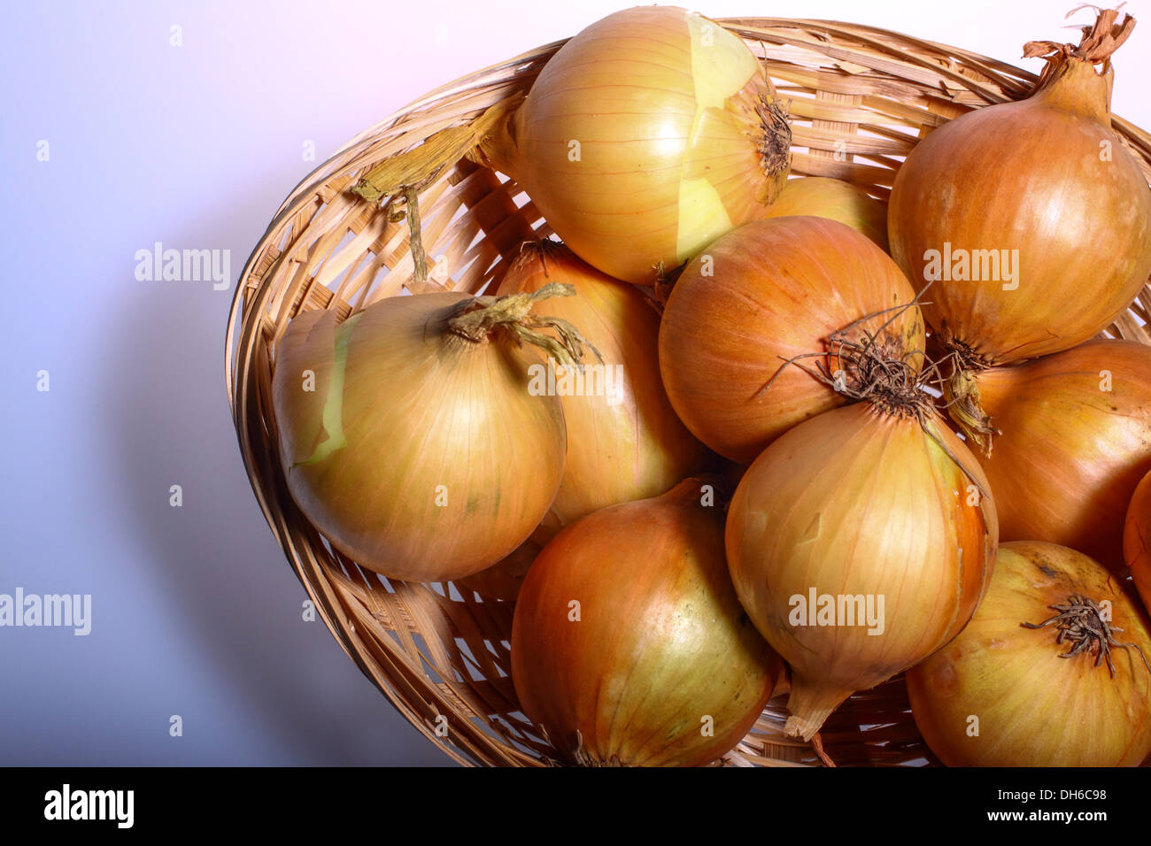 Close up of a basket of onions Stock Photo - Alamy