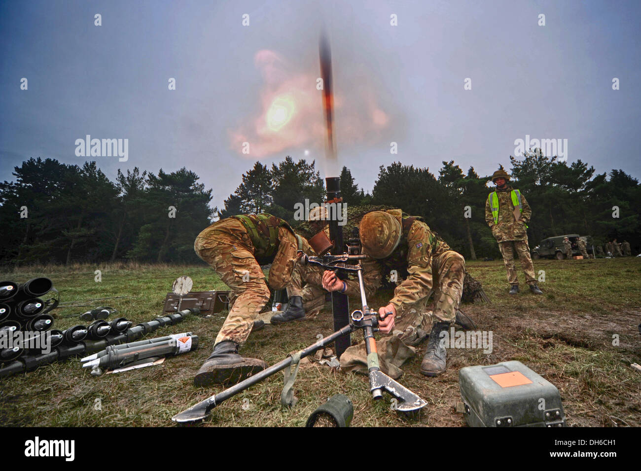 L16a2 81mm hi-res stock photography and images - Alamy