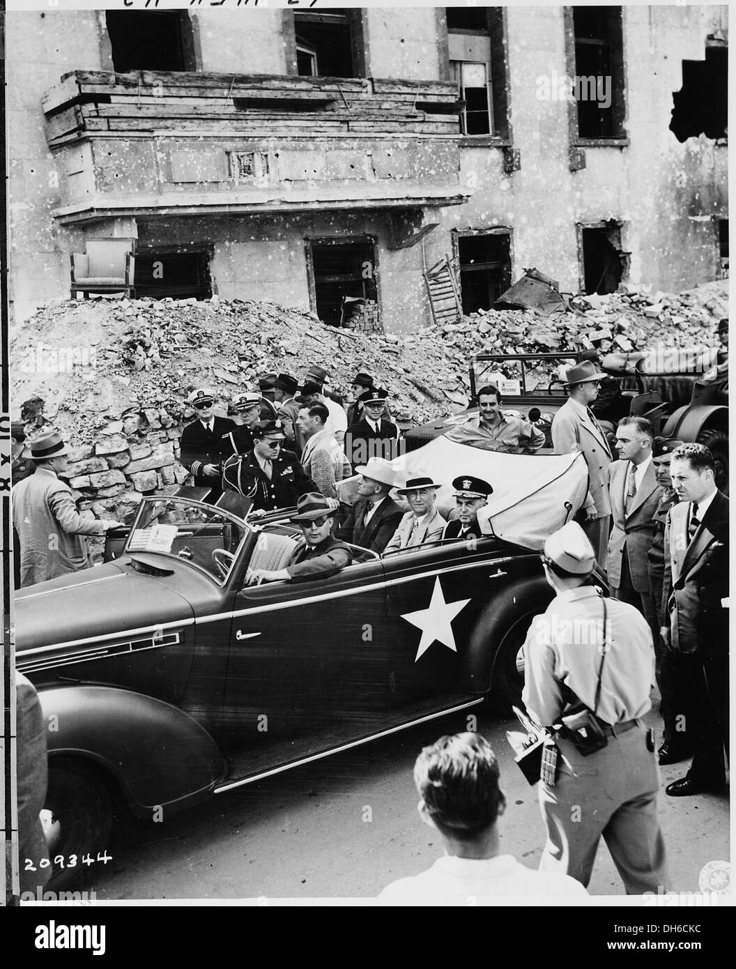 President truman seated in Black and White Stock Photos & Images - Alamy