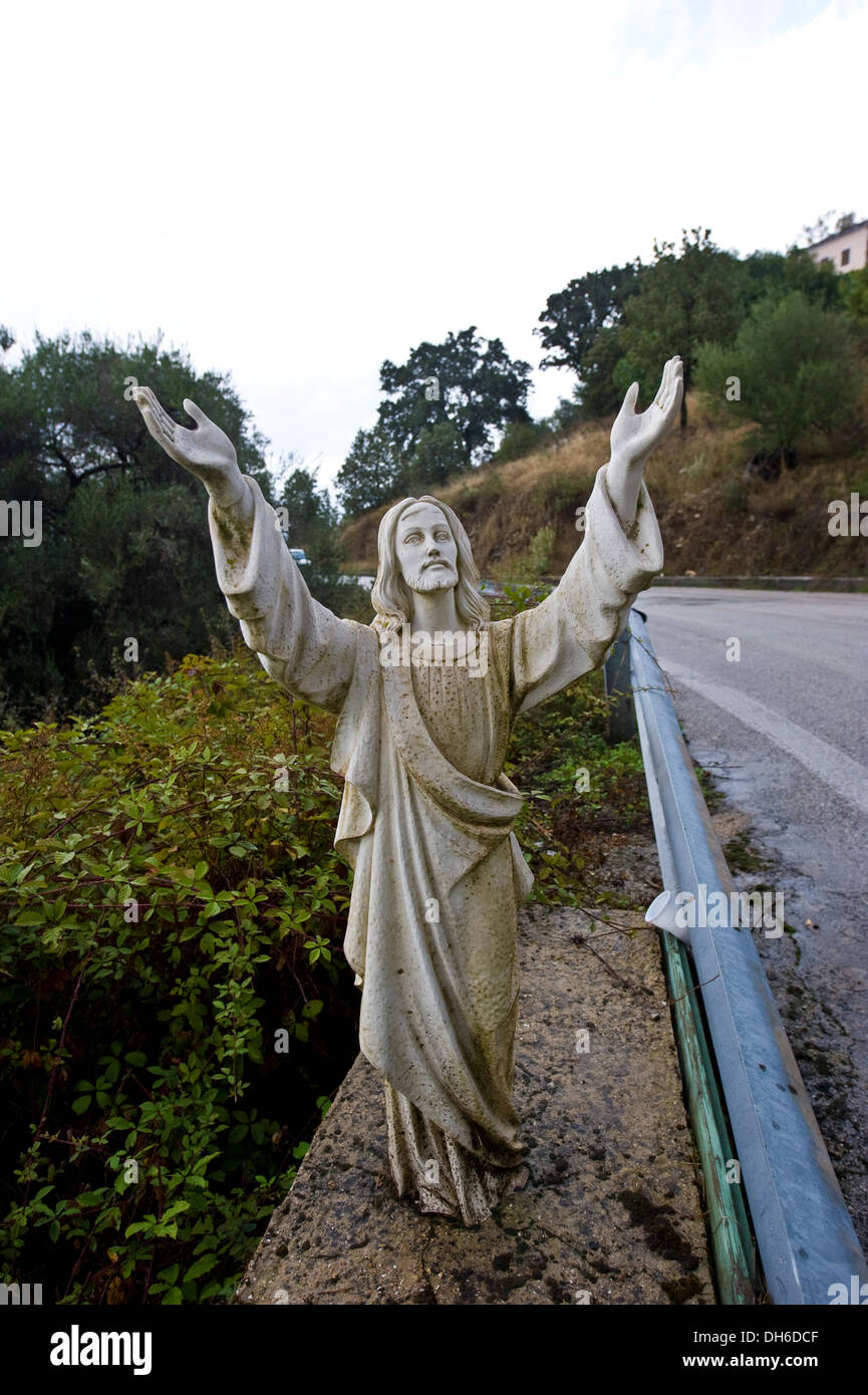 Wayside shrine statue hi-res stock photography and images - Alamy