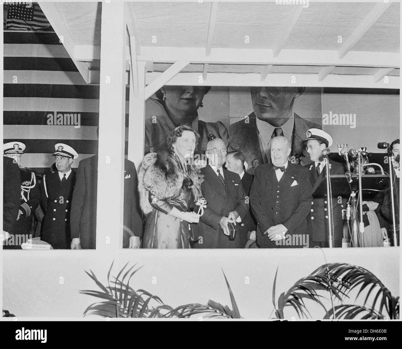 Welcoming dignitaries hi-res stock photography and images - Alamy