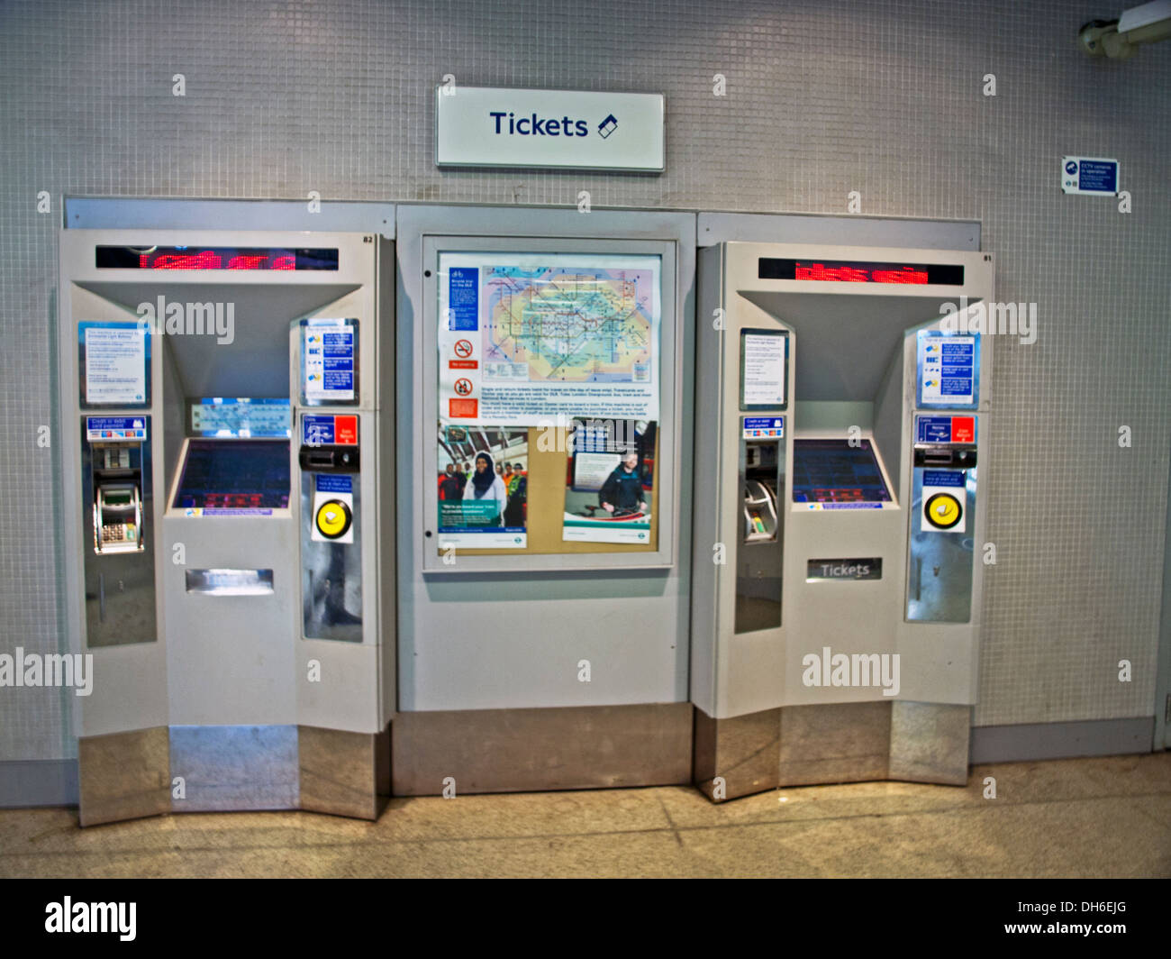 Oyster ticket machine hi-res stock photography and images - Alamy