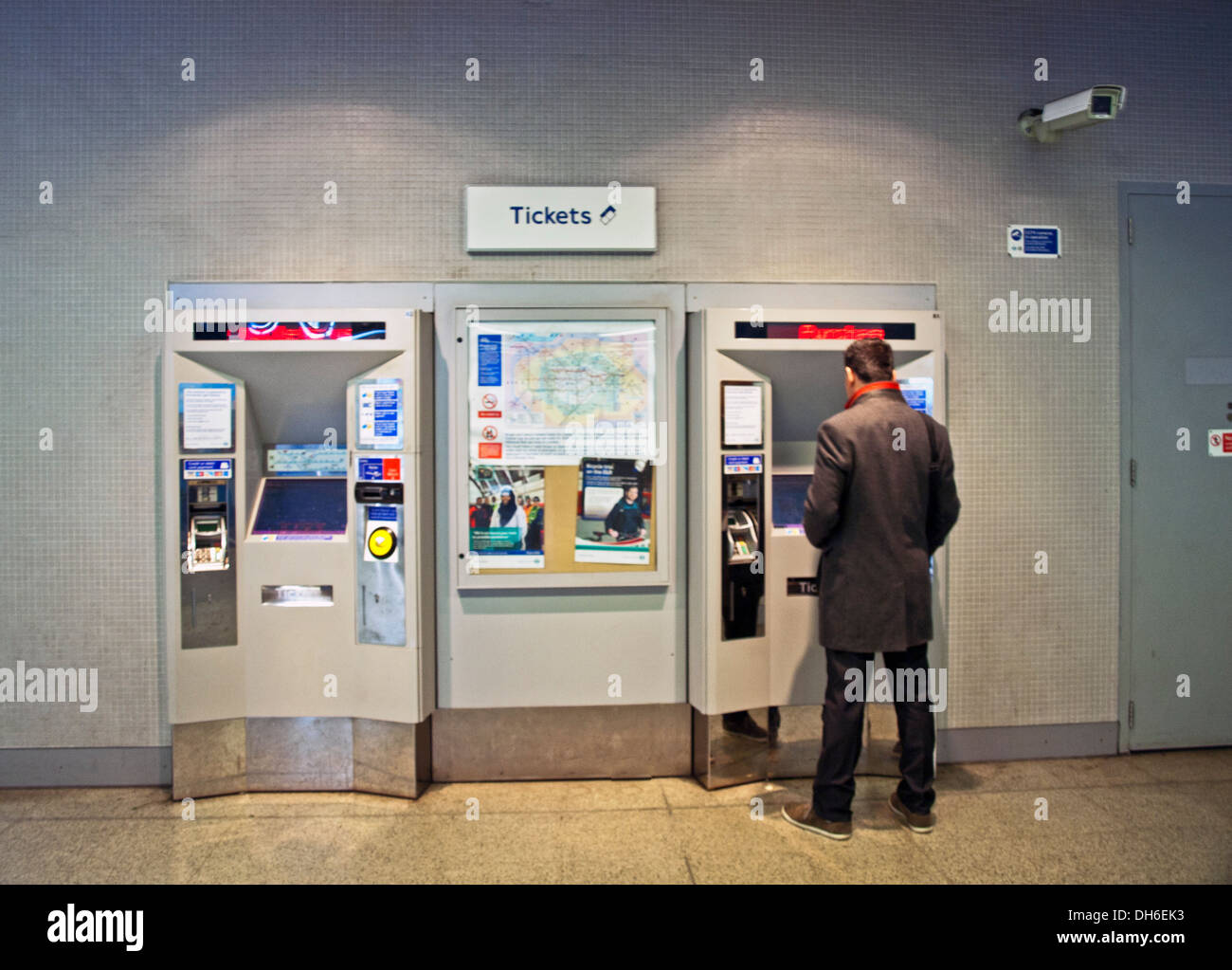 Ticket machine woolwich arsenal dlr hi-res stock photography and images ...