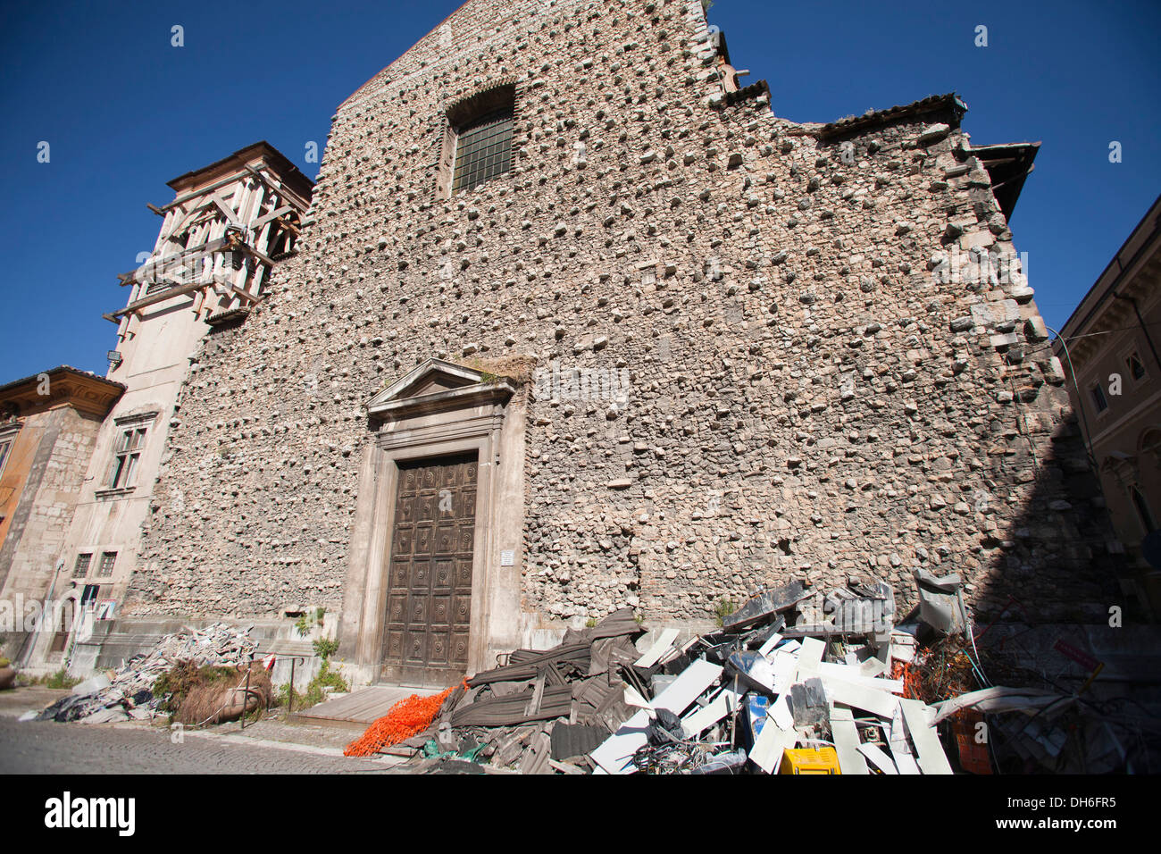 Earthquake damage church hi-res stock photography and images - Alamy