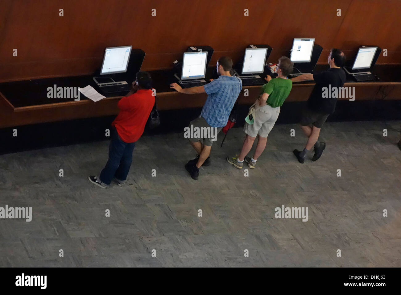 people using computers at Brooklyn Public Library Stock Photo - Alamy