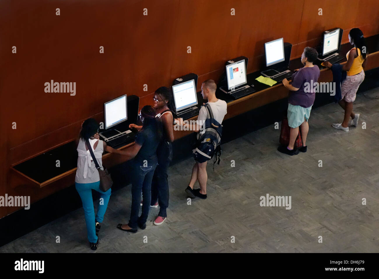 people using computers at Brooklyn Public Library Stock Photo - Alamy