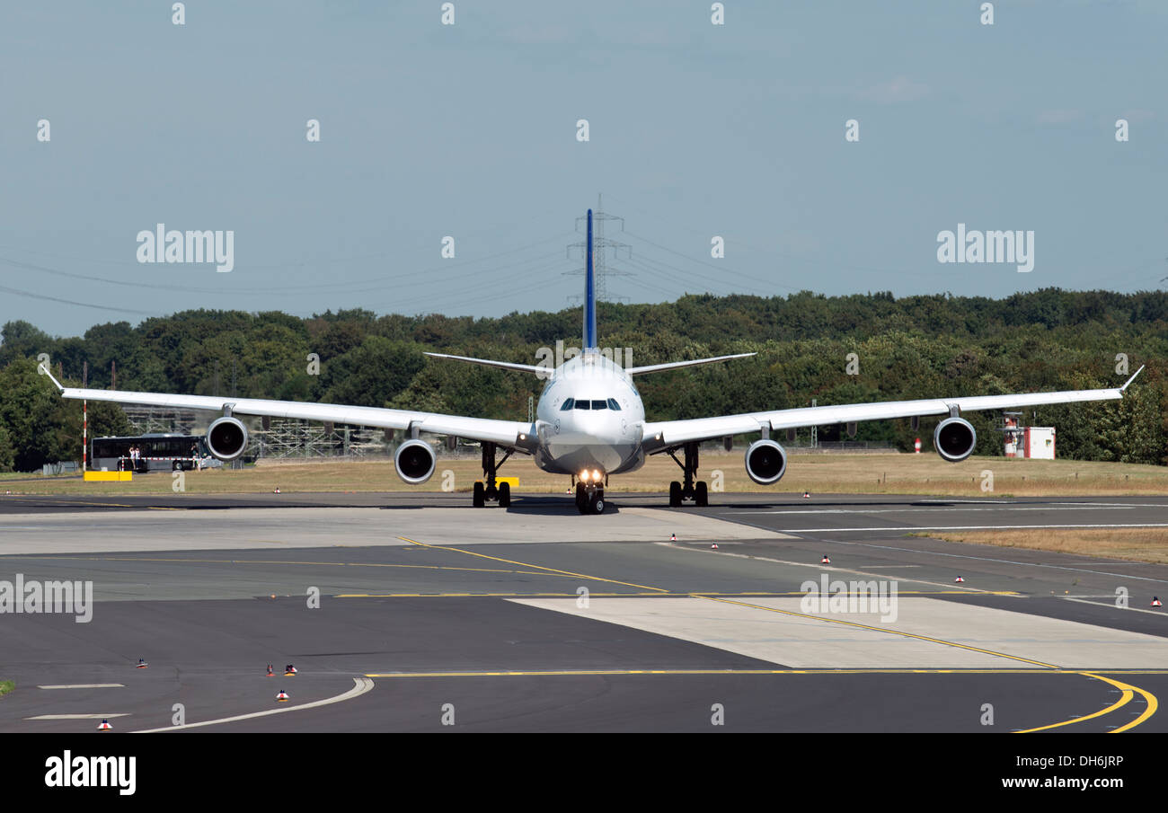 Jet airways airbus a340 hi-res stock photography and images - Alamy