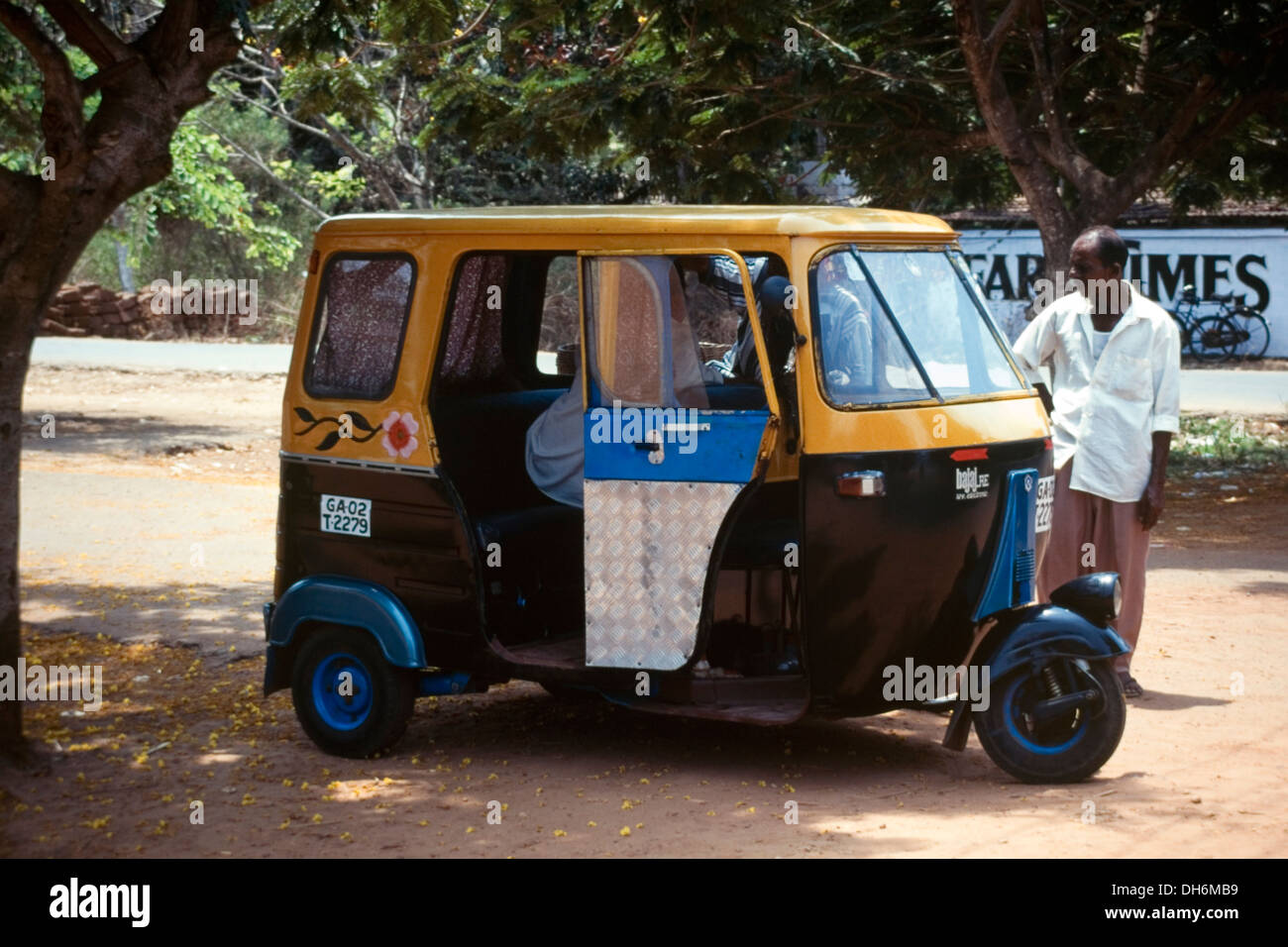 passenger talking to driver of an auto rickshaw goa india Stock Photo ...